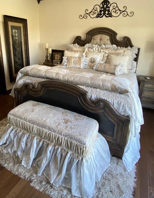 Old World Style Upholstered Bench Leopard Print with Skirt – Reilly ...